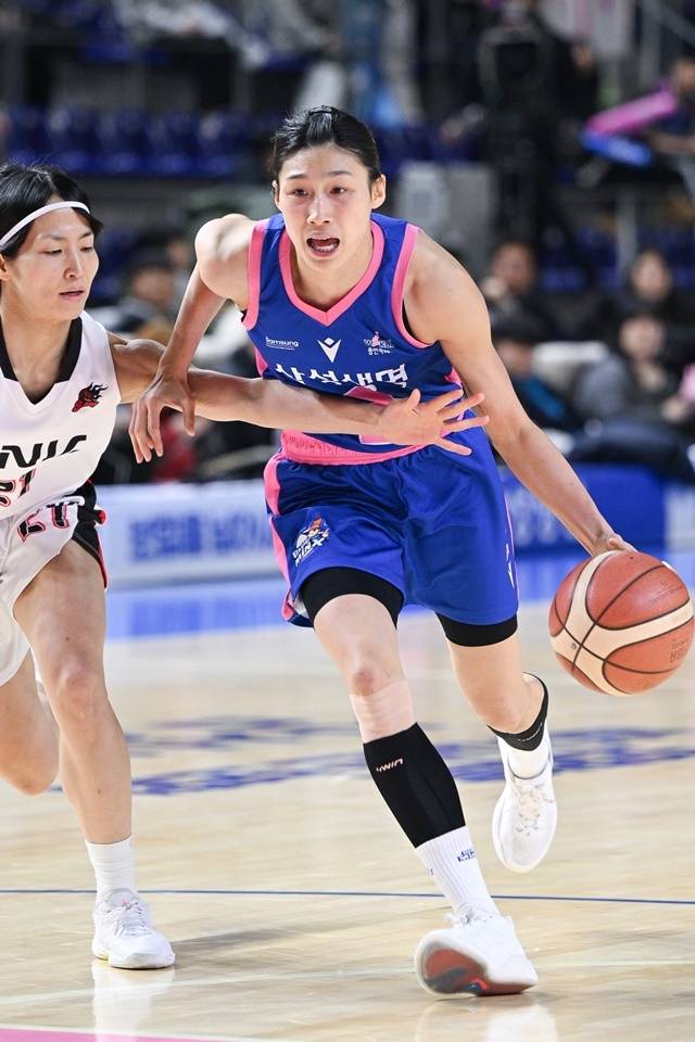 ‘선두마저 격침시켰다 삼성생명 ‘선수들 고른 활약 앞세워 Bnk 4연승 저지2위 우리은행 맹추격