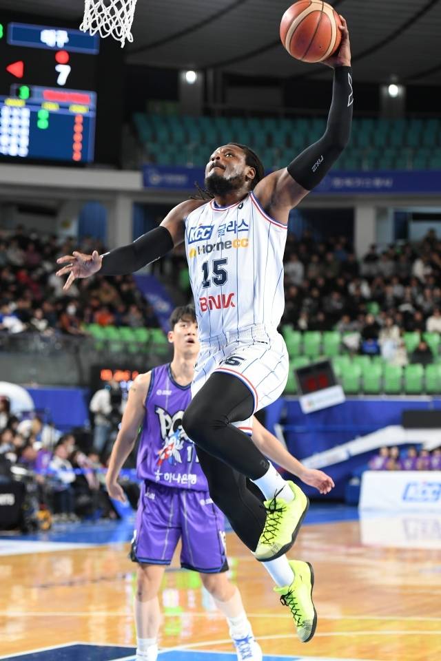 ‘왕이 돌아왔다 버튼 46점 대폭발 Kcc Kogas에 22점차 대승현대모비스 Db에 접전 끝 승리 Kbl