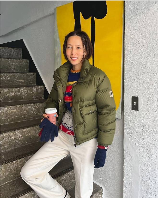 김나영 겨울에도 멈추지 않는 패션 센스 카키 패딩과 화려한 니트로 완성한 스타일링 스타와 패션