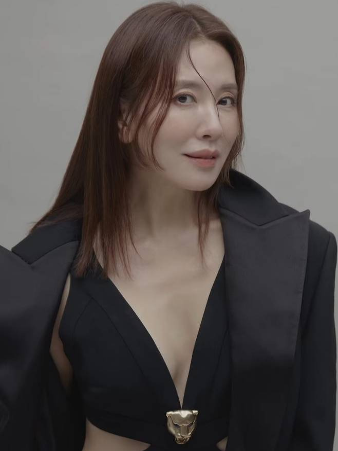 이일화 과감한 변신 나이를 잊게 한 파격적인 컷아웃 원피스룩 스타와 라이프