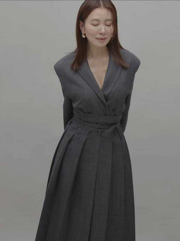 이일화 과감한 변신 나이를 잊게 한 파격적인 컷아웃 원피스룩 스타와 라이프