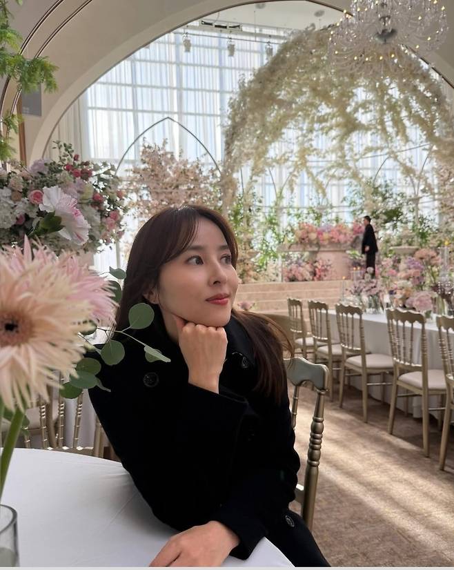 한혜진 ♥기성용이 찍어준 인생샷 까만 코트 입고 우아한 외출 뷰티는 내운명
