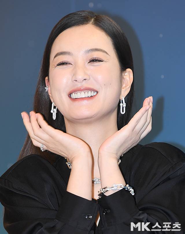 정유미 눈부신 꽃미모 그녀 41세 나이 잊은 초동안 올블랙 매듭 드레스룩 뷰티는 내운명