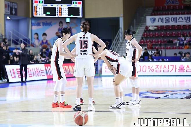 ‘3쿼터 4점, 10+득점 1명‘ 침체된 BNK의 공격력, 결과는 삼성생명전 대패
