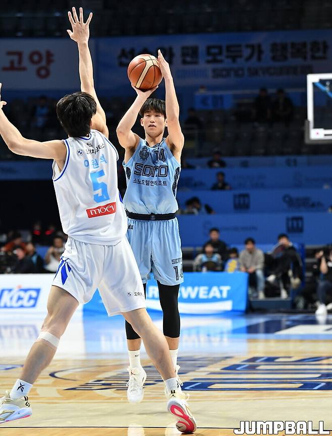 10연패 꼴찌 추락에도 소노의 유일한 위안거리 고졸루키 이근준의 알토란같은 활약