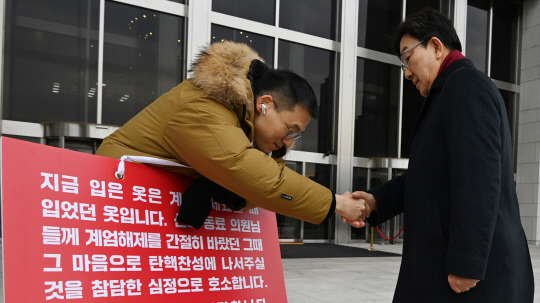 ‘탄핵 찬성 김상욱 보수의 배신자는 윤석열이대로는 절멸” 국회 앞 1인 시위