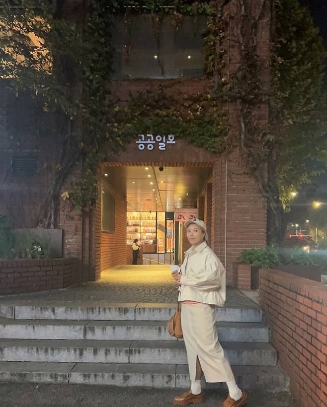 신봉선 11kg 감량 후 새로운 매력 헐렁한 재킷과 롱스커트로 꾸민 자연스러운 데일리룩 스타와 라이프