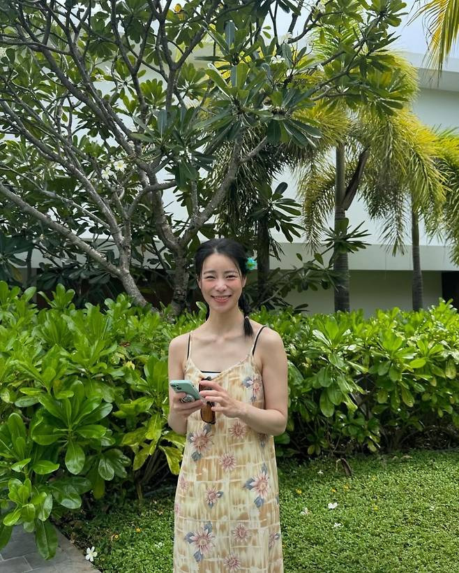 임지연 나트랑에서 로맨틱 매력 발산 슬립 원피스로 완성한 리조트룩 스타와 라이프
