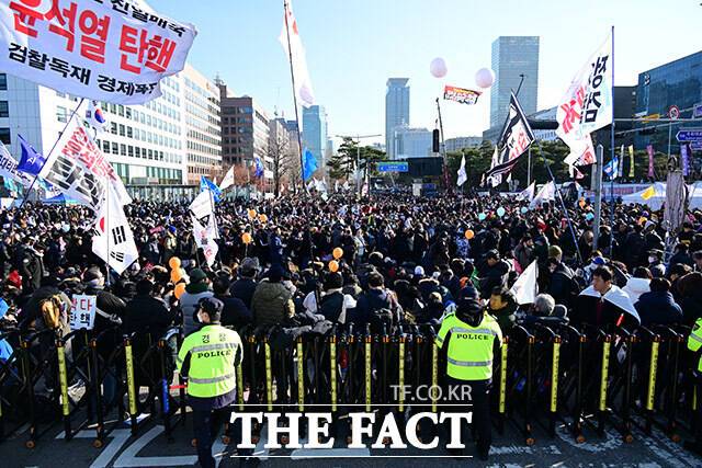윤석열을 탄핵하라 국회 앞 모여드는 집회 인파 Tf사진관