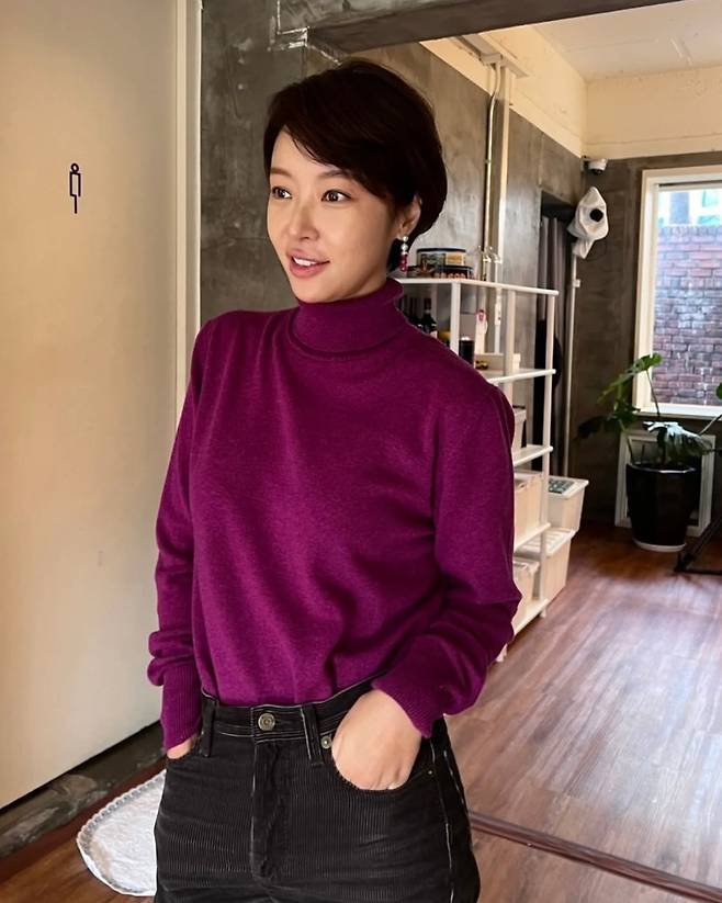 황정음 우아한 꽃미모 웃음 보라색 니트 입고 독특한 일상룩 눈길 뷰티는 내운명