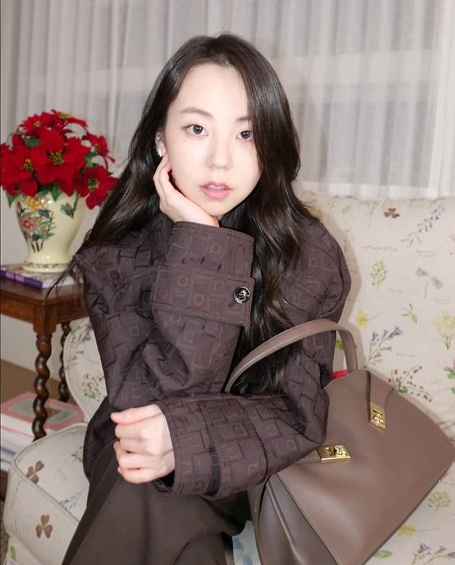 안소희 페라가모 여신의 연말룩 고급스러운 잇백과 차분한 브라운 아우터 팬츠룩 뷰티는 내운명