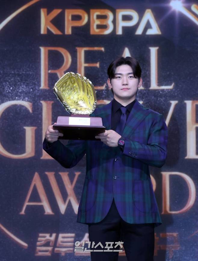 성적도 패션도 Mvp 싹쓸이·만장일치 만큼이나 주목 끈 김도영의 시상식 패션