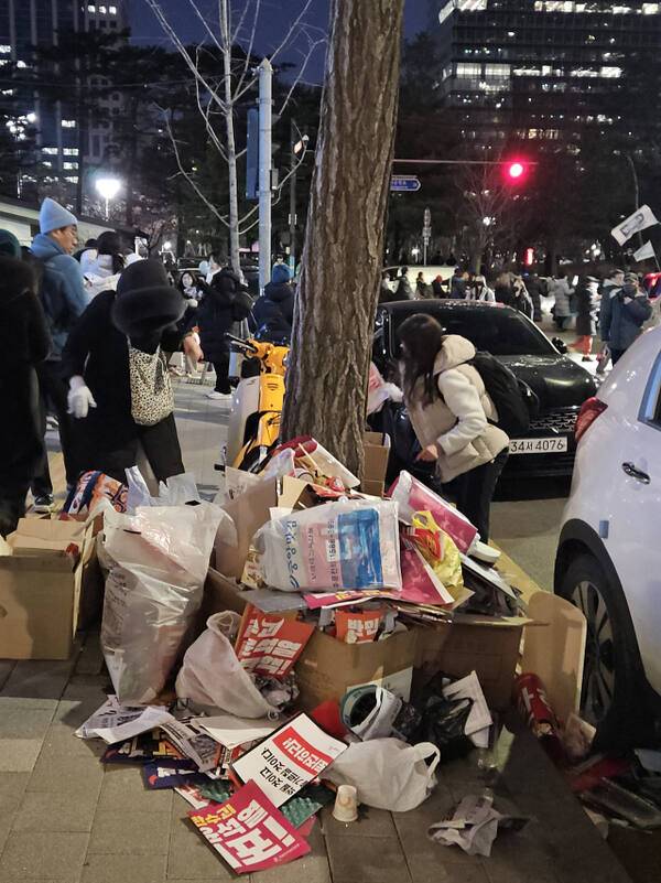 영상 꽹과리 치고 쓰레기 치우고집회 끝난 여의도 현장 그곳and