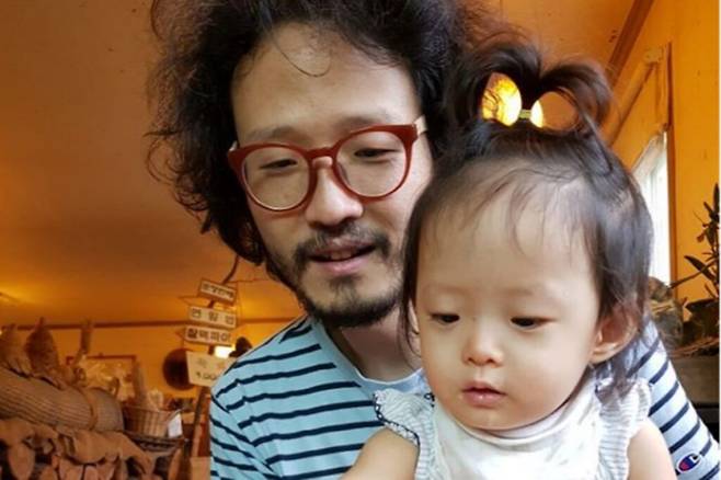 아내 대신 두 아이 독박육아 중인 연예인 셀럽스케치