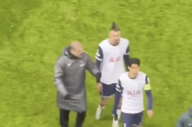 미소 천사 Son 욕설불만 폭발→이번엔 말 무시하고 라커룸행 토트넘 문제의 원흉 포스테코글루인가심각한 문제 시사