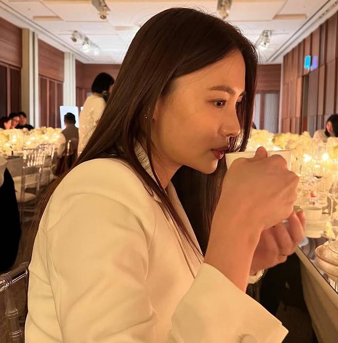 진아름 이러니 남궁민이 반해 밑에서 찍으니 더 길어보인 마네킹 비율 눈부신 하객룩 뷰티는 내운명