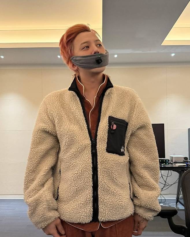 지드래곤 정형돈과 프로그램 준비 개성 넘치는 아트워크 양털 재킷룩 뷰티는 내운명