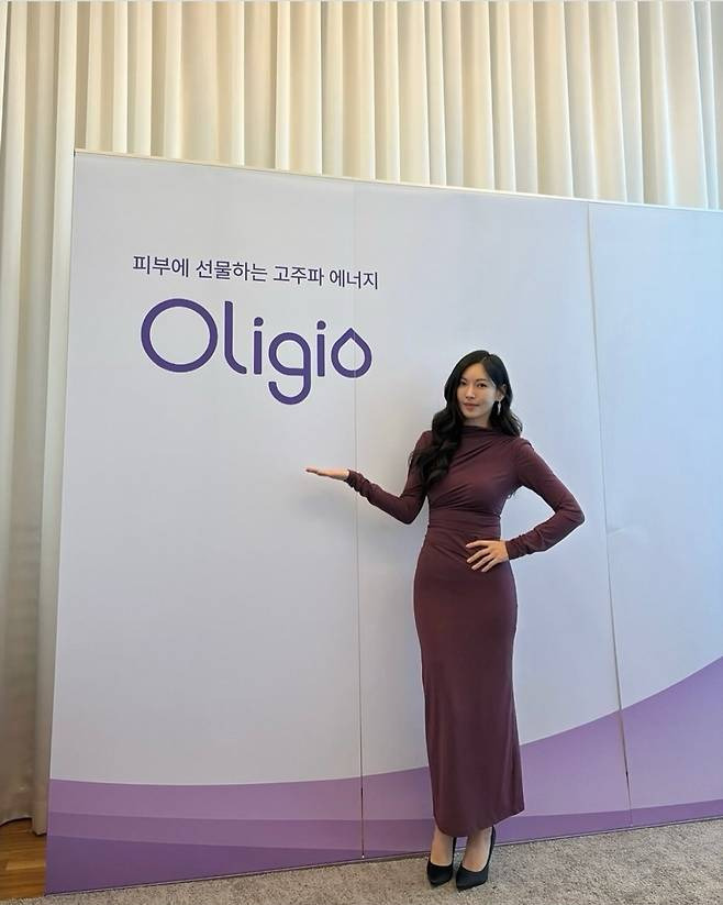 김소연 버건디 드레스로 완성한 겨울의 품격 고급美 폭발하는 우아한 자태 스타와 패션
