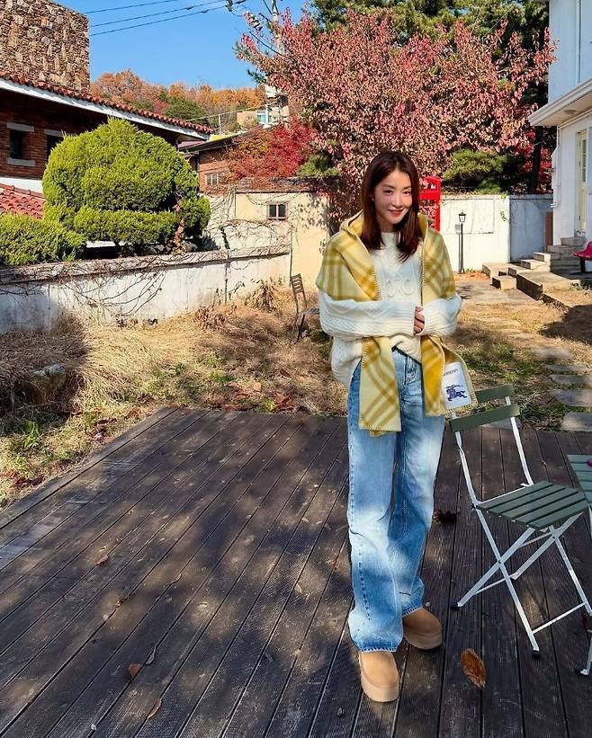 이시영 옐로 체크 머플러로 고급美 물씬 데님어그 부츠로 완성한 캐주얼룩 스타와 패션