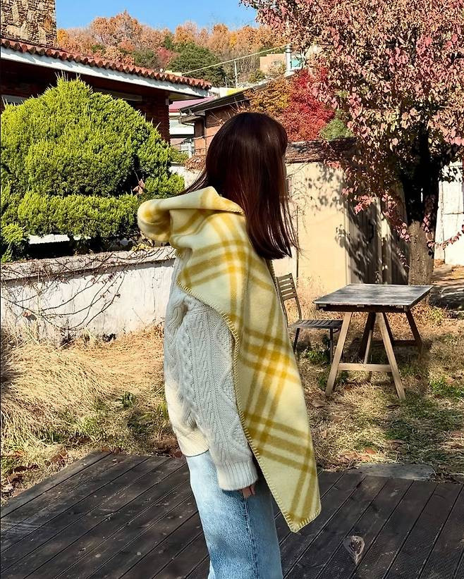 이시영 옐로 체크 머플러로 고급美 물씬 데님어그 부츠로 완성한 캐주얼룩 스타와 패션