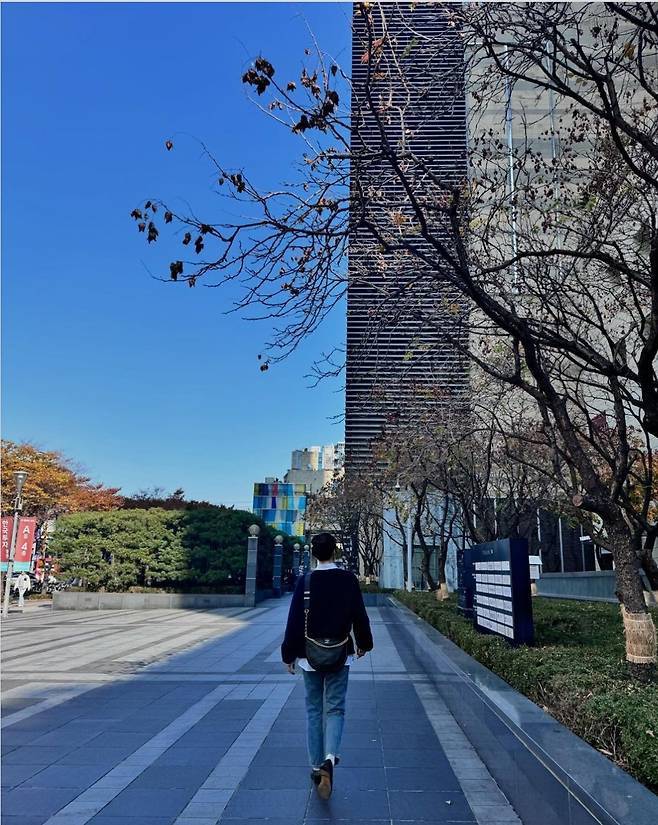 소이현 웃음꽃 활짝 대학생 같은 셔츠데님 데일리룩으로 청춘 감성 가득 스타와 라이프