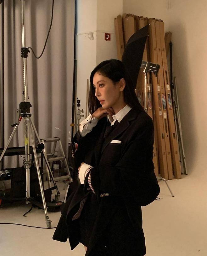 김소연 파격적인 쇼츠룩 우아함과 섹시미의 완벽 조화 스타와 라이프
