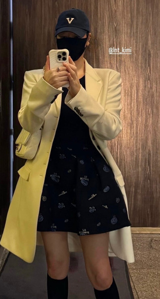 김혜수 얼굴 가려도 돋보이는 우아함 미니스커트와 코트로 완성한 겨울룩 스타와 라이프