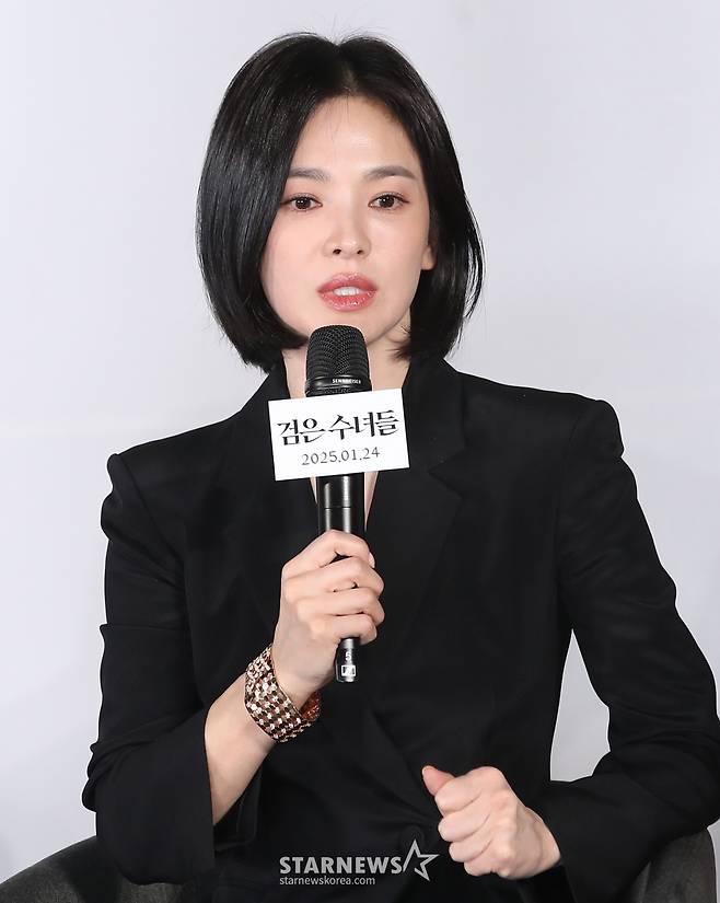 송혜교 1억 4천만원 다이아 60개 팔찌 찬 검은 수녀 스타이슈