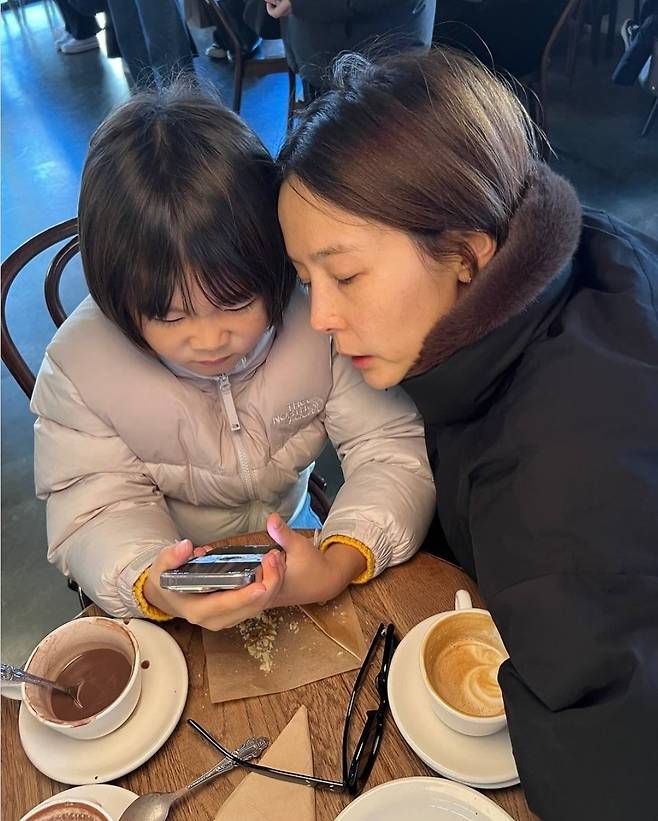 김나영 한없이 다정한 엄마 두 아들한테 꽃선물 받고 가뿐한 아우터룩 뷰티는 내운명