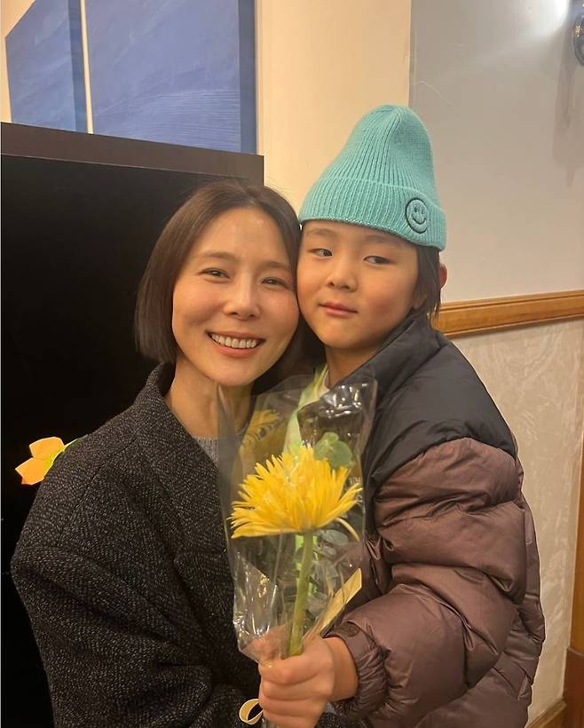 김나영 한없이 다정한 엄마 두 아들한테 꽃선물 받고 가뿐한 아우터룩 뷰티는 내운명