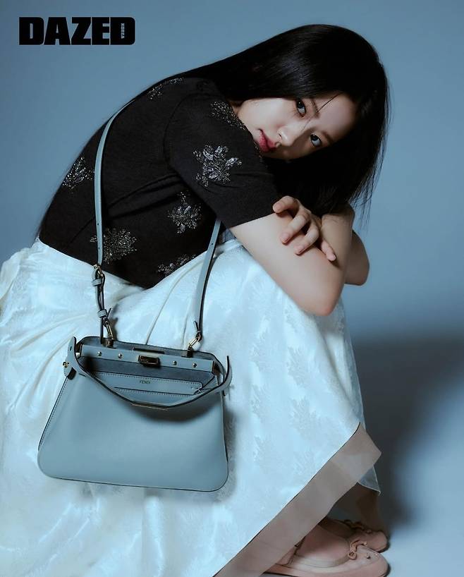 안유진 체크나시 딸랑 입은 요정 펜디백 들고 세련된 롱스커트룩 뷰티는 내운명