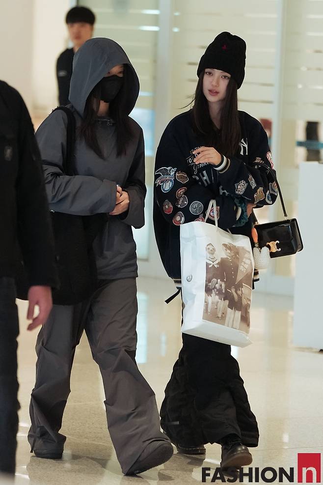 뉴진스 다니엘 꺽다리 비니 요정 귀여운 오버핏 바시티 재킷 입국룩 패션엔