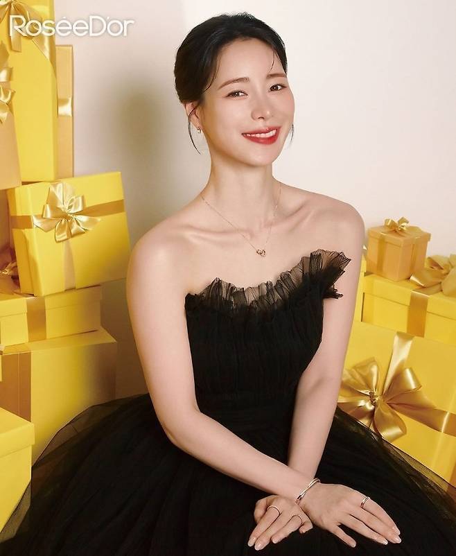임지연 무결점 미모 빛났다 연말 홀리데이 감성 담은 오프숄더 드레스 스타와 라이프