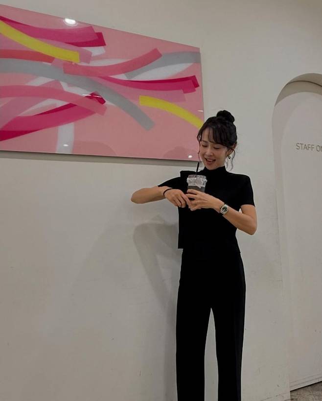 조여정 세련된 내추럴 출근룩 스트라이프 카디건에 시크한 미소로 ‘우아美 완성 뷰티는 내운명