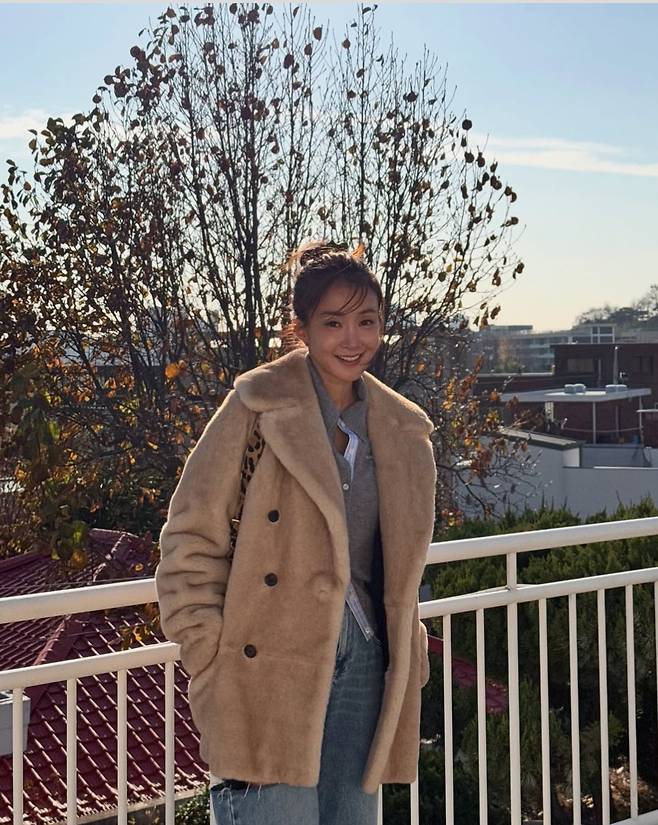 이시영 강추위에도 힙하게 퍼 코트에 단추 푼 셔츠 찢청 데일리룩 뷰티는 내운명