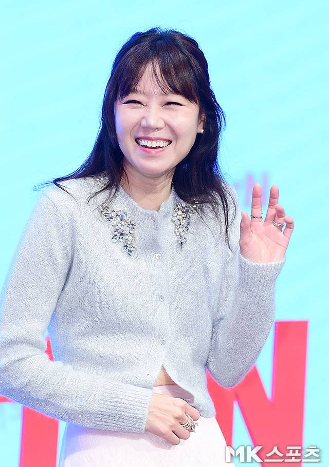 공효진 안방 복귀 ‘공블리 반짝이 니트에 레드 힐로 완성한 우아한 롱스커트룩 뷰티는 내운명