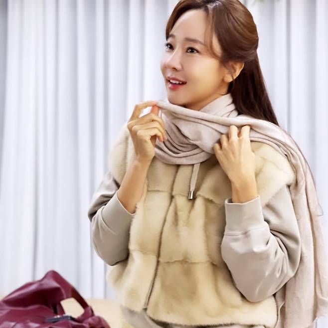 소유진 예쁜 엄마의 힐링룩 포근한 퍼 베스트에 머플러로 완성한 겨울 일상 스타일 뷰티는 내운명