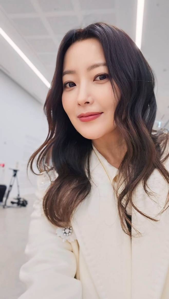 김희선 독보적 우아美 47세 나이 잊은 화이트 롱코트로 뽐낸 여신 비주얼 뷰티는 내운명