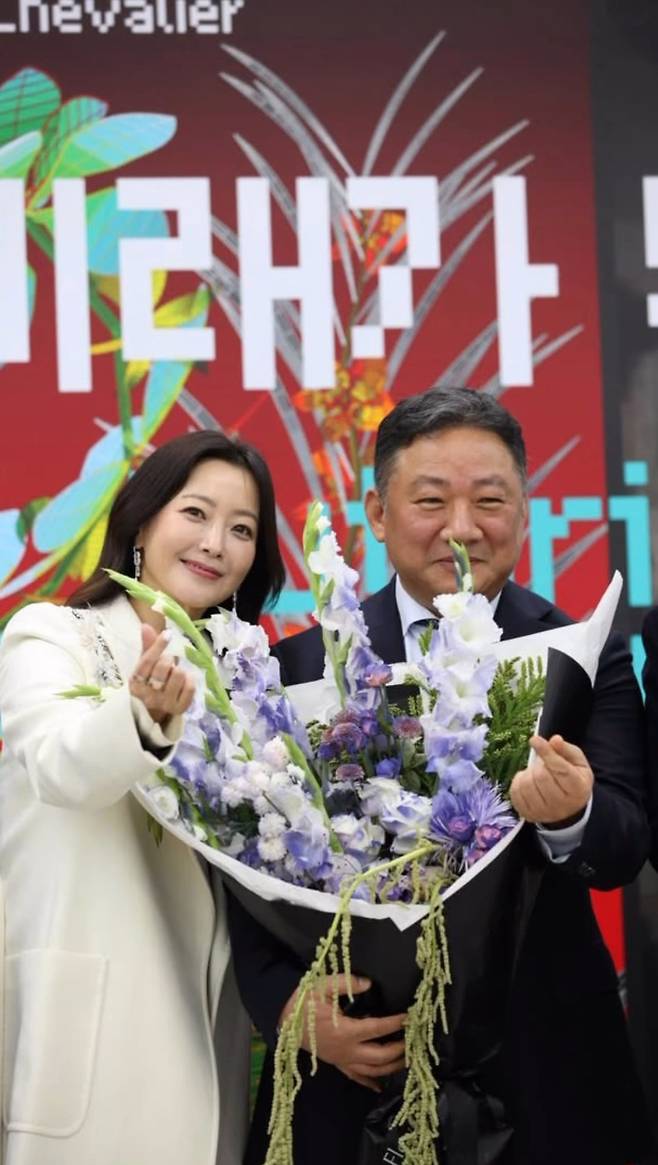 김희선 독보적 우아美 47세 나이 잊은 화이트 롱코트로 뽐낸 여신 비주얼 뷰티는 내운명