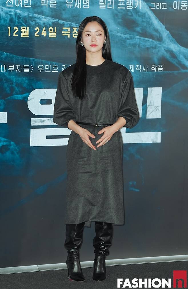 전여빈 ‘하얼빈 빛낸 쿨한 시크미 블랙 맵시의 벨티드 원피스룩 패션엔