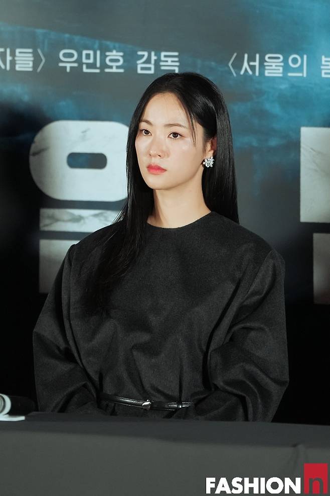 전여빈 ‘하얼빈 빛낸 쿨한 시크미 블랙 맵시의 벨티드 원피스룩 패션엔