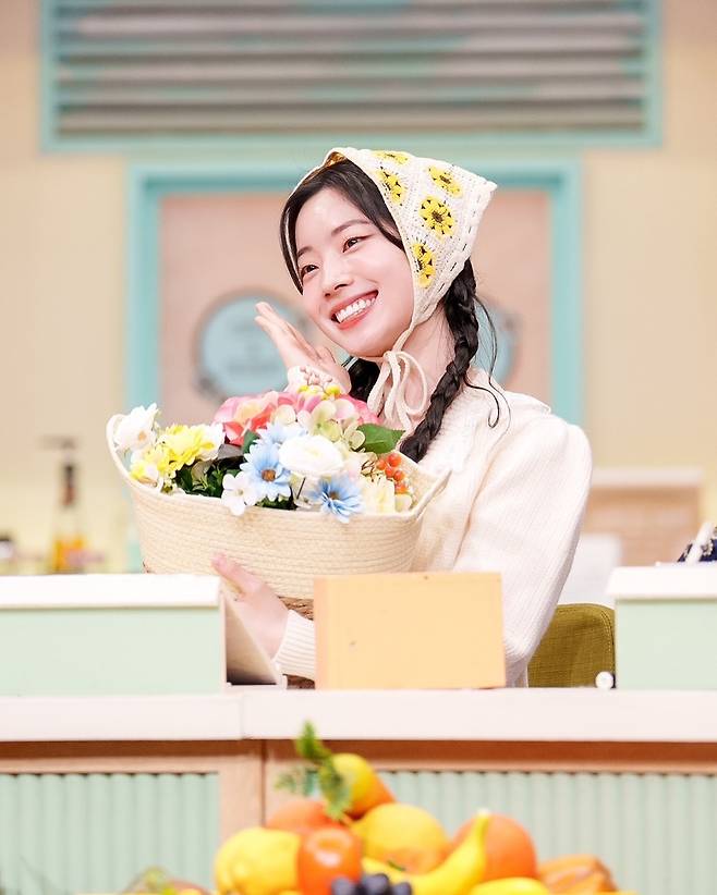 트와이스 다현 레이스 원피스와 니트 입고 러블리하게 꽃배달해 라이프업