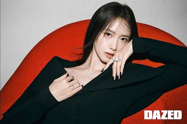 완벽 그 자체 윤아 인형 비주얼의 S라인 백리스룩과 탄탄한 복근으로 화제 스타와 라이프