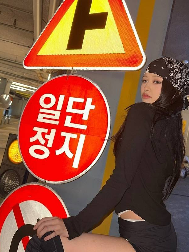 안유진 도발적인 스타일 과감한 반다나 쇼츠룩으로 터트린 힙한 감각 스타와 라이프