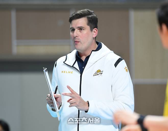 Kb ‘겸임 논란에 관한 김상우 감독의 생각 원칙 지켜야”마틴 대행은 배구 질문만” 말 아껴 Ss현장