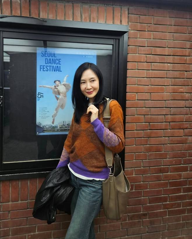 채시라 56세 맞아 스타일은 20대 니트에 청바지로 캐주얼한 일상룩 뷰티는 내운명