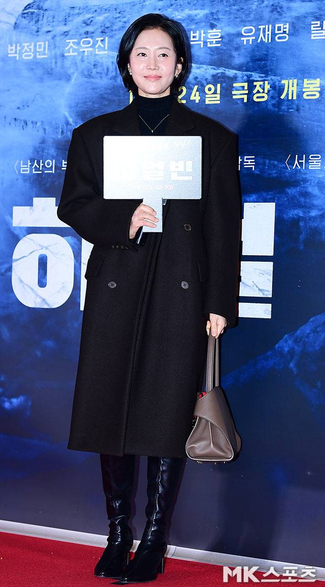 염정아 52세 안 믿기는 동안미모 우아한 가죽 치마에 롱부츠 코트룩 뷰티는 내운명
