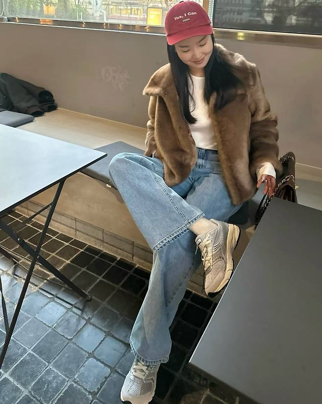 전진 아내 류이서 셀럽 다 됐네 비싸보이는 퍼 재킷에 청바지로 세련된 나들이룩 뷰티는 내운명