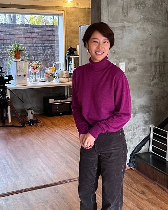 황정음 이혼 후 확 달라진 스타일링블랙 팬츠와 보라빛 터틀넥의 완벽 조화 스타와 패션