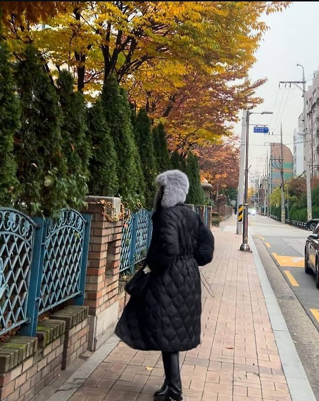 황신혜 올겨울 필수템은 퀼팅 재킷 나들이룩 추천 스타와 라이프